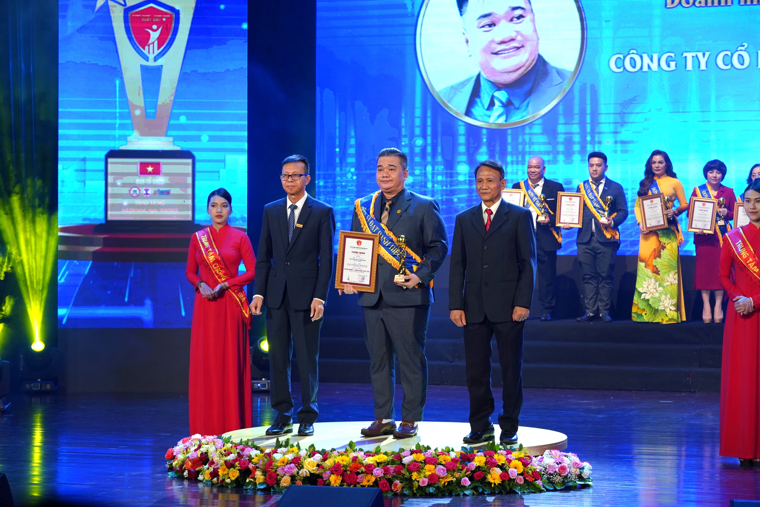 Vinh danh Doanh nhân xuất sắc và Thương hiệu Mạnh Quốc Gia n