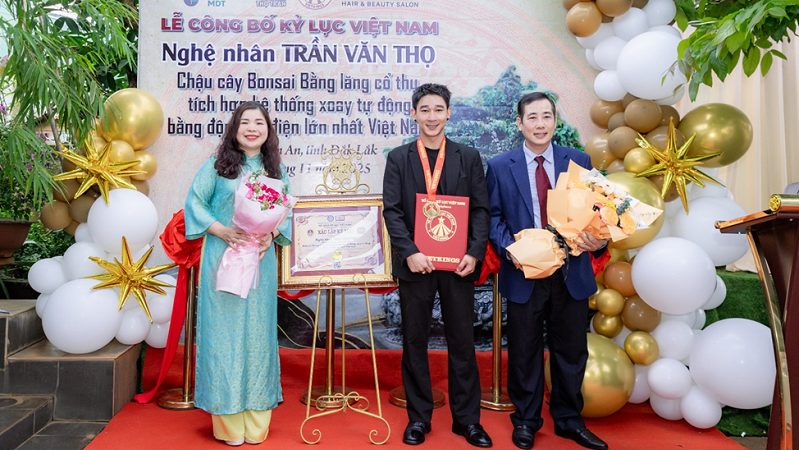 Tác phẩm bonsai xoay tự động của nghệ nhân Trần Văn Thọ đón